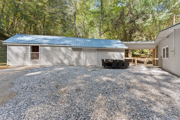 Modern Retreat- Hollywood 50s Lounge & Billiards - Dahlonega, GA