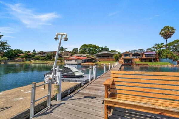 Tranquil Abode With Spa & Jetty - Gosford