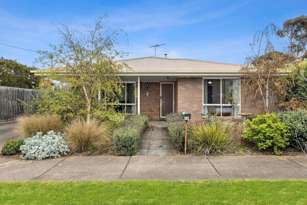 Spacious 3br Beach House | Ocean Grove | 6 Guests - Geelong