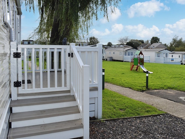 2 Bedroom Accommodation In Sandown - Sandown Beach