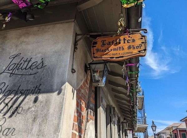 New Orleans Safe & Cozy 2 Bed Condo - Superhost - Parking Available. - New Orleans, LA