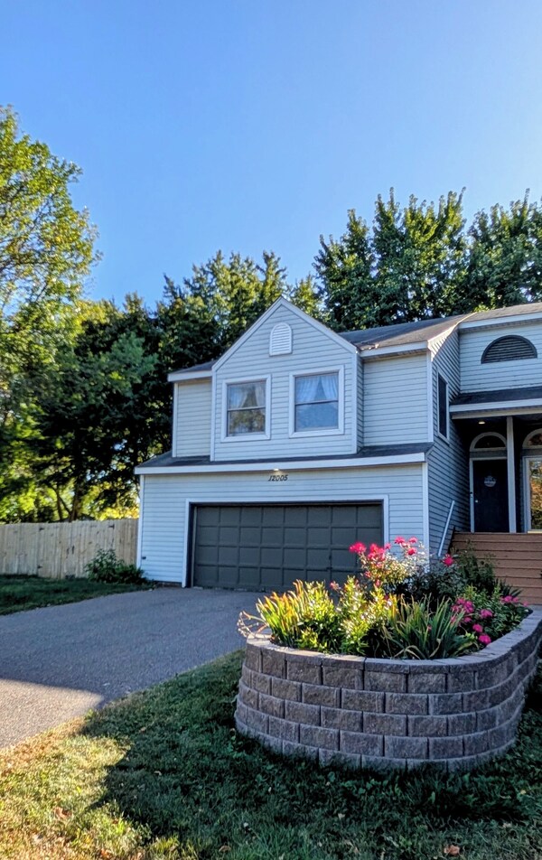 Inviting Cozy House In The Heart Of Maple Grove - Maple Grove, MN