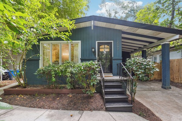 Oasis In Atl- 3br/2ba Lux Serene Bungalow W/ Gorgeous Private Backyard And Pool - Atlanta, GA