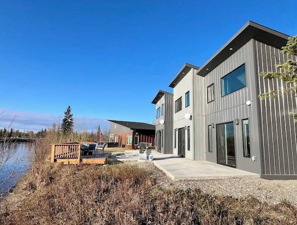 Fairbanks Alaska Short-term Rental Waterfront Home Convenient Aurora Viewing - Fairbanks, AK