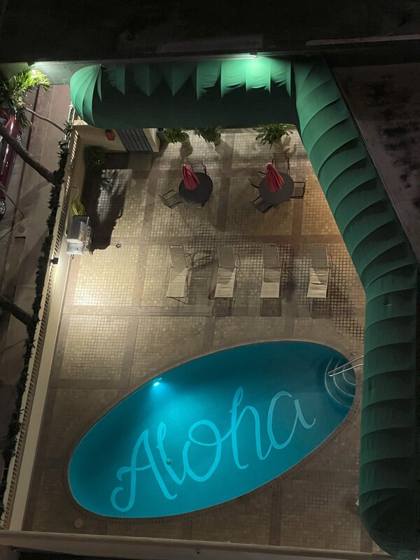Royal Aloha 2 Bdrm - Parking - Mountain & Ala Wai View - Honolulu