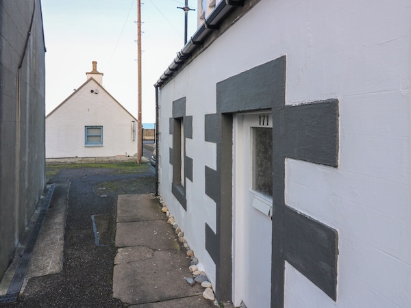171 Seatown, Pet Friendly, Character Holiday Cottage In Cullen - Cullen