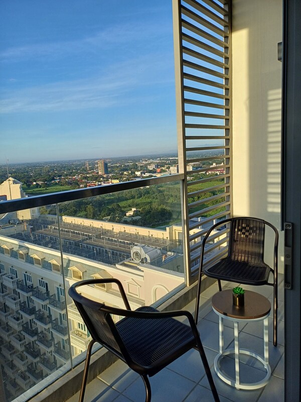 3-bedroom Condo In The Heart Of Iloilo City With Pool, Fitness Room, Wifi - Iloilo City