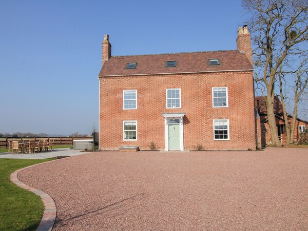 Daniels Farmhouse, Luxury Holiday Cottage, With Hot Tub In Claines - Worcester