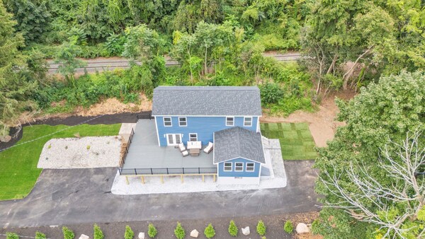 New! Charming Riverside\nhome-ct River\nprivate, Spacious, Family & Pet Friendly - Middletown, CT