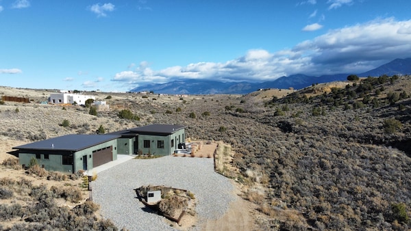 New Listing -Amazing Views, Great Outdoor Space, Modern Design With Solitude - Taos, NM