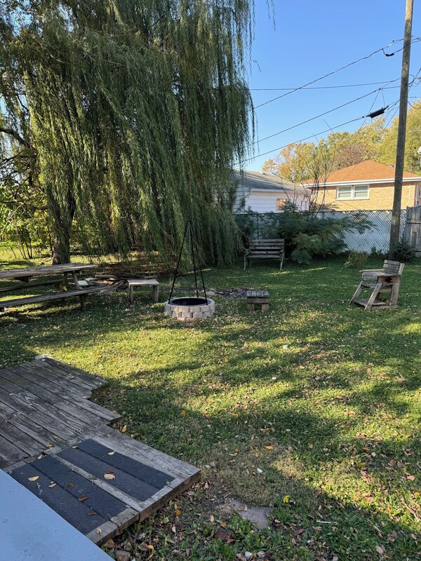 Cozy 3-bedroom House In Family-oriented Melrose Park. - Oak Park, IL