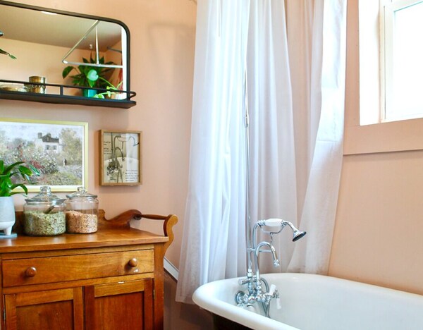 Charming 1855 Stone Farmhouse Retreat  Cozy Stays & Picturesque Views Await - Iowa