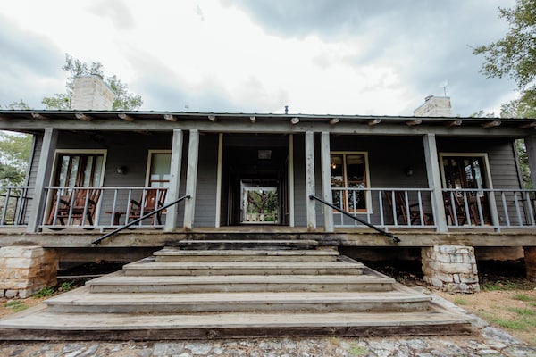 Charming 2 Bedroom Cottage Offering Stunning Sunset Views Nestled In The Texas Hill Country. - Kyle, TX
