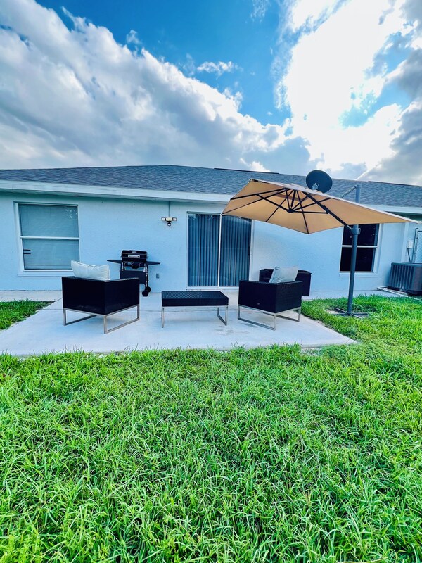 Spacious 4-bedroom House With Ac And Wifi In Charming Lehigh Acres - Lehigh Acres, FL