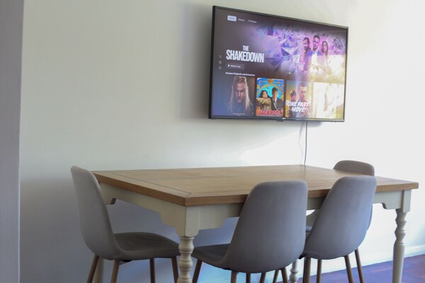 Seapoint Renovated 3 Bedroom Condo With High Speed Wifi, Ac, Secure Free Parking - Claremont