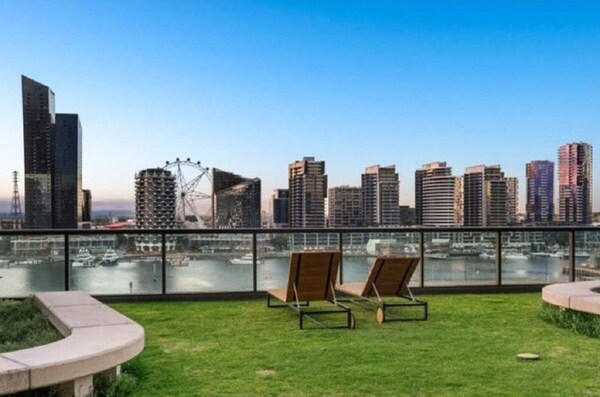 Beautiful 1 Bedroom Apartment With Carpark - Melbourne