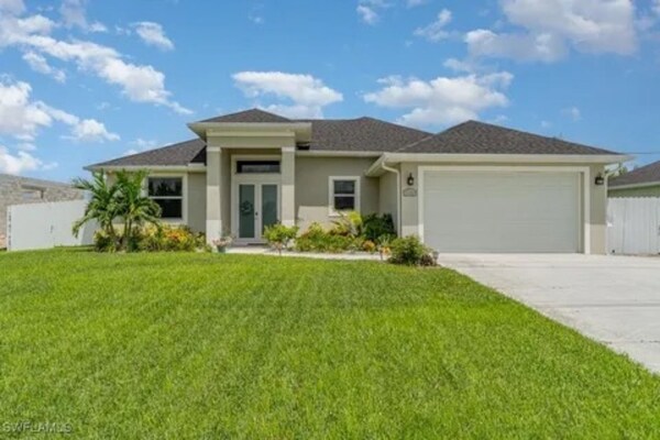 Paradise Of Cape Coral On Canal, With Heated Pool, Tiki Hut Grill & Elec Bikes - Cape Coral, FL