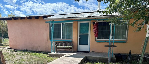 Stay In A Vintage Adobe Mountain Home With Modern Touches. Great Retreat! - Peñasco, NM