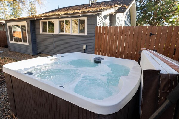Charming Cozy Cottage With Hot Tub - Coeur d'Alene, ID