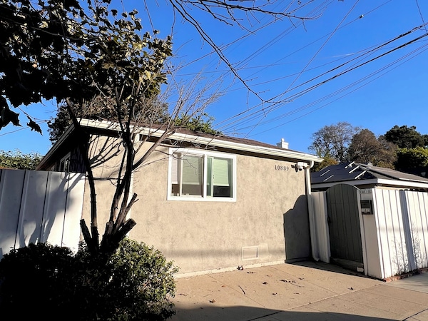 Brand New Modern Guesthouse W/ Patio. A Minimum Stay Of 30 Nights - Los Angeles, CA