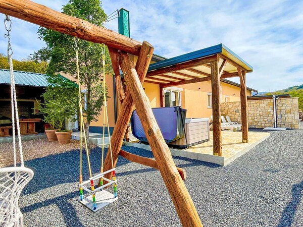 Wunderbares  Ferienhaus Für 4 Leute Mit Klimaanlage,  W-lan, Terrasse Und Parkplatz - Karlobag