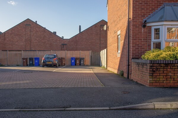 Comfortable 4 Bed Modern Townhouse With Parking - East Midlands Airport (EMA)