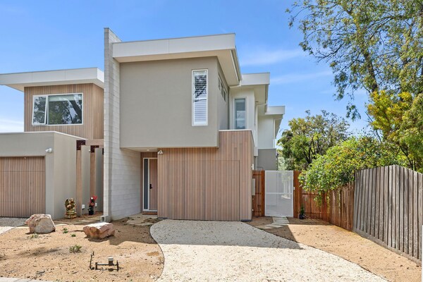 Lonnie - Elevate Your Escape: Luxury Living Steps From The Shore! - Point Lonsdale