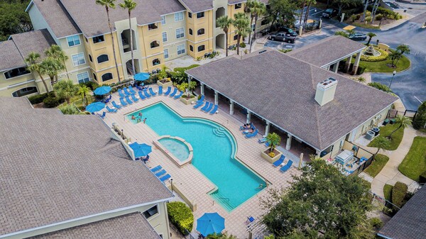 Avalons Stylish Gated Clearwater Condo Near Beach, With Pool And Gym- Location! - Dunedin, FL