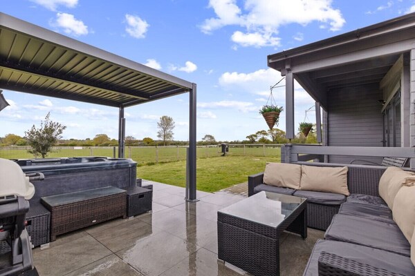 Charming Cabin Retreat - Hot Tub And Fishing Lake - South Downs