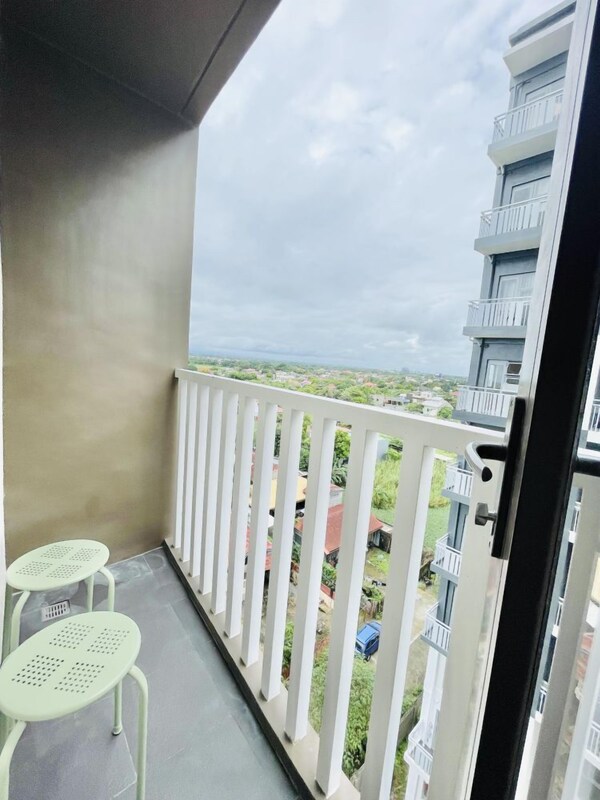 Cozy Studio With Balcony And Pool Access - Iloilo City