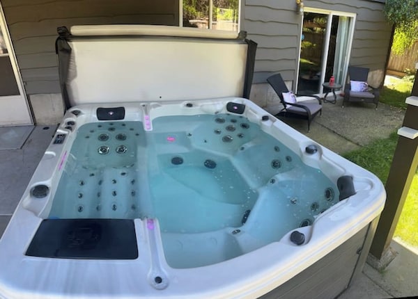 Luxury Country Style Home - W -.+Hottub And Gym+. Pet Friendly* *Sleeps 5* - Coquitlam