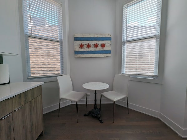 Urban Oasis In Roscoe Village! Pet Friendly And Family Friendly! - Old Town - Chicago