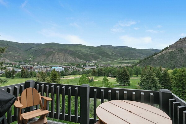 Wonderfully Spacious Cabin, Community Pool & Hot Tub - Avon, CO