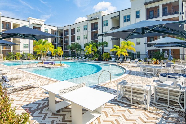 Tropical Dream 2br/2ba W./ Pool, Gym, And Theater - Vineyards, FL