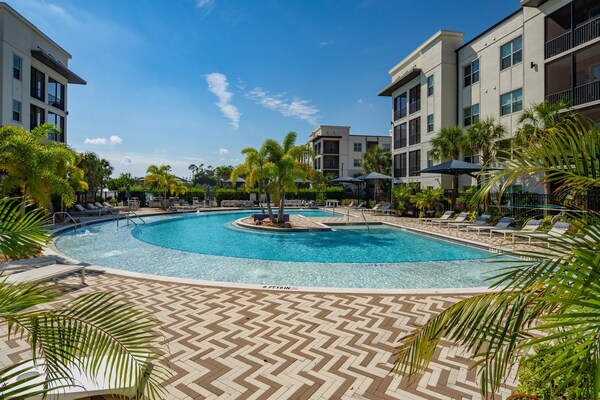 Beachy Dream 3br/2ba W./ Pool, Gym, And Theater - Vineyards, FL