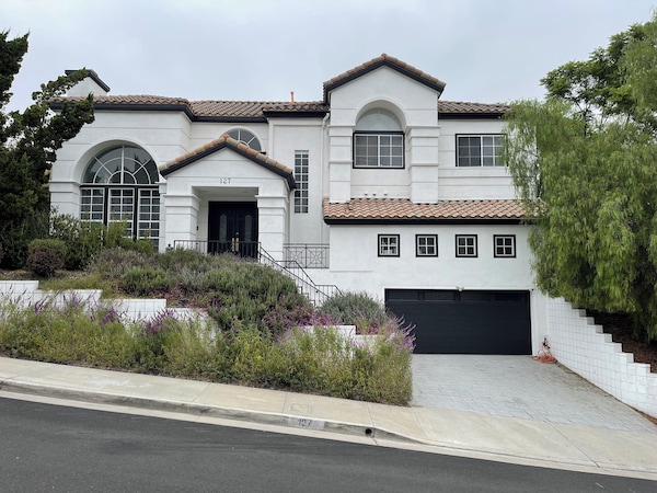 Large 6-bedroom House W/jacuzzi In Lovely Monterey Park - South Gate, CA