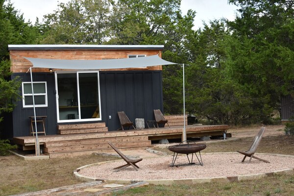 Secluded Tiny Home, Firepit Stargaze Hike Pond - Bastrop, TX