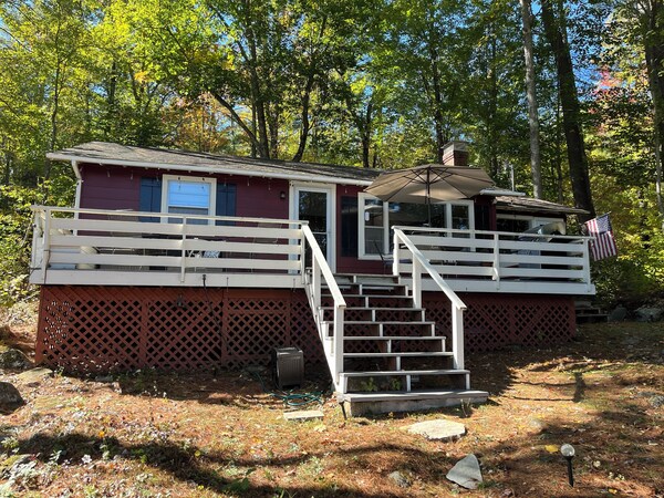 Charming Lakefront 2-bedroom Cottage With Private Beach & Dock. - Lake Winnipesaukee, NH