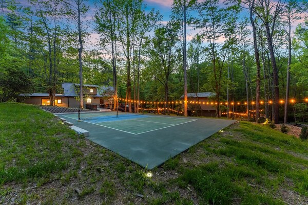 Upscale Creek Retreat:theater&pickleball, In Helen - Clarkesville, GA