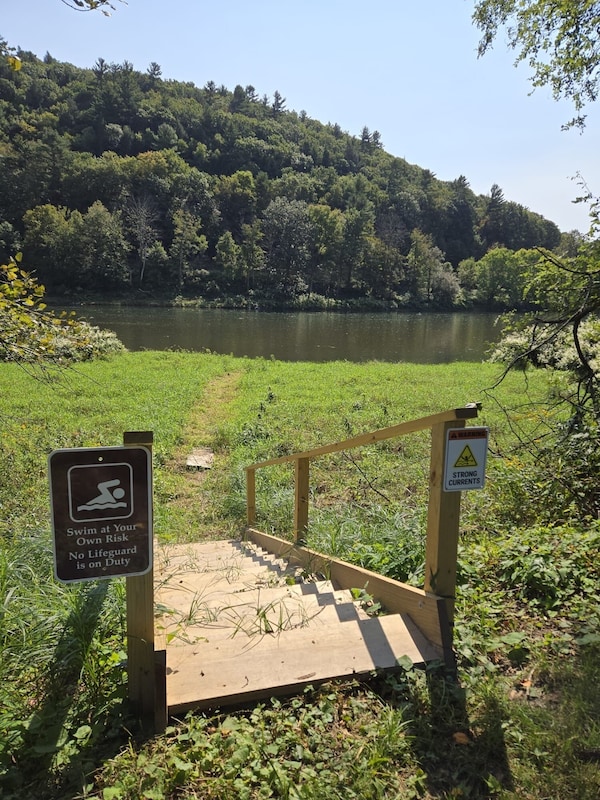 Secluded And Spacious Riverfront Cabin Sleeps 7 - Hancock, NY