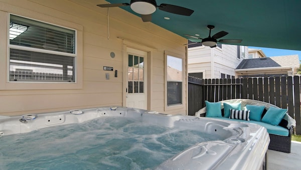 Spacious 4-bedroom House With Ac, Hot Tub, And Wifi In Welcoming Tomball - Stagecoach, TX