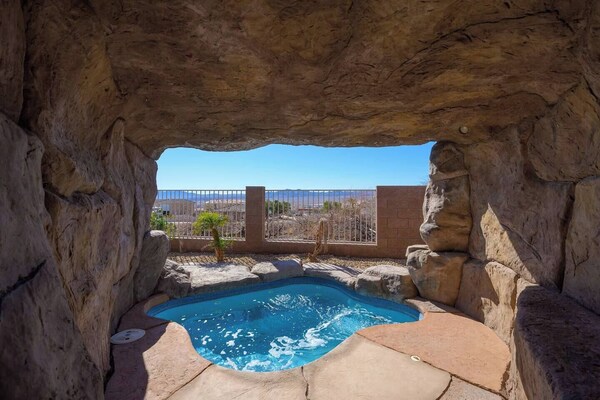 3 Bedroom House With Private Jacuzzi & A Beautiful Pool With A Spectacular View. - Laughlin, NV