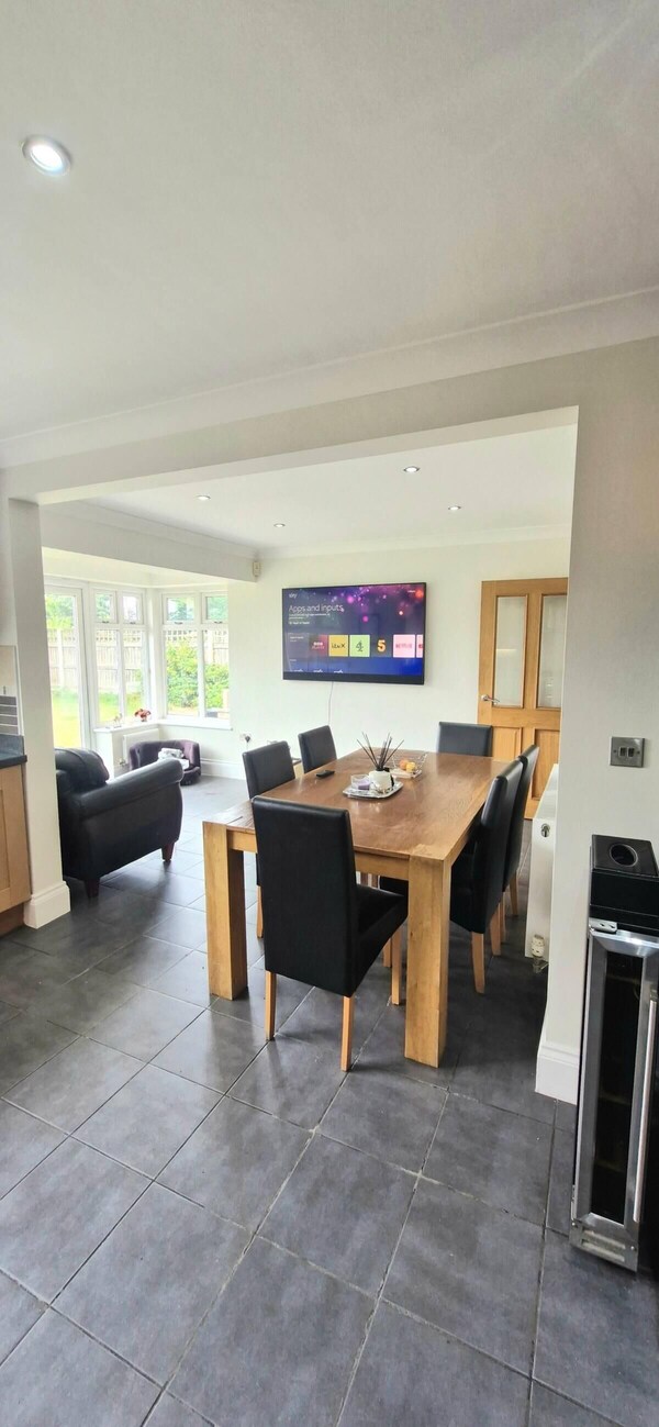 5-bedroom Family Holiday Home | Sleeps 7 | Garden  Parking  Pet Friendly | North Wales - Rhyl Beach