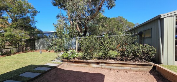 Mid-century Beach Shack, Just A 15-minute Walk To The Main Beach And Main Shops. - Anglesea