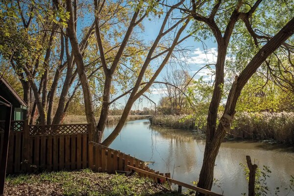4 Bedroom Waterfront Oasis Getaway With Hot Tub - Windsor, ON, Canada
