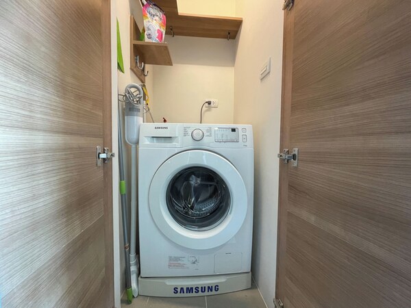 Chic 1-bedroom With Ac, Wifi, Fitness Room In Vibrant Krung Thep - Taling Chan