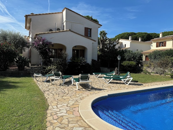 3-bedroom Villa In Peaceful Calonge With Pool, Ac, And Wifi, Close To The Beach. - Calonge