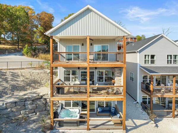 No Step Entry! Great Location!  Private Hot Tub! - Branson, MO