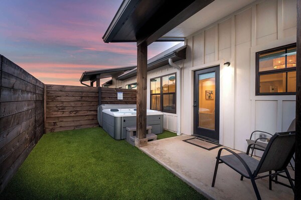 Eagle's Landing 104 - Couples Getaway With Hot Tub - Fredericksburg, TX