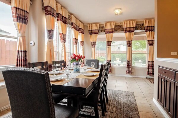 New! Luxurious Stay With Beautiful Pool + Backyard - Barker Lake, Cypress